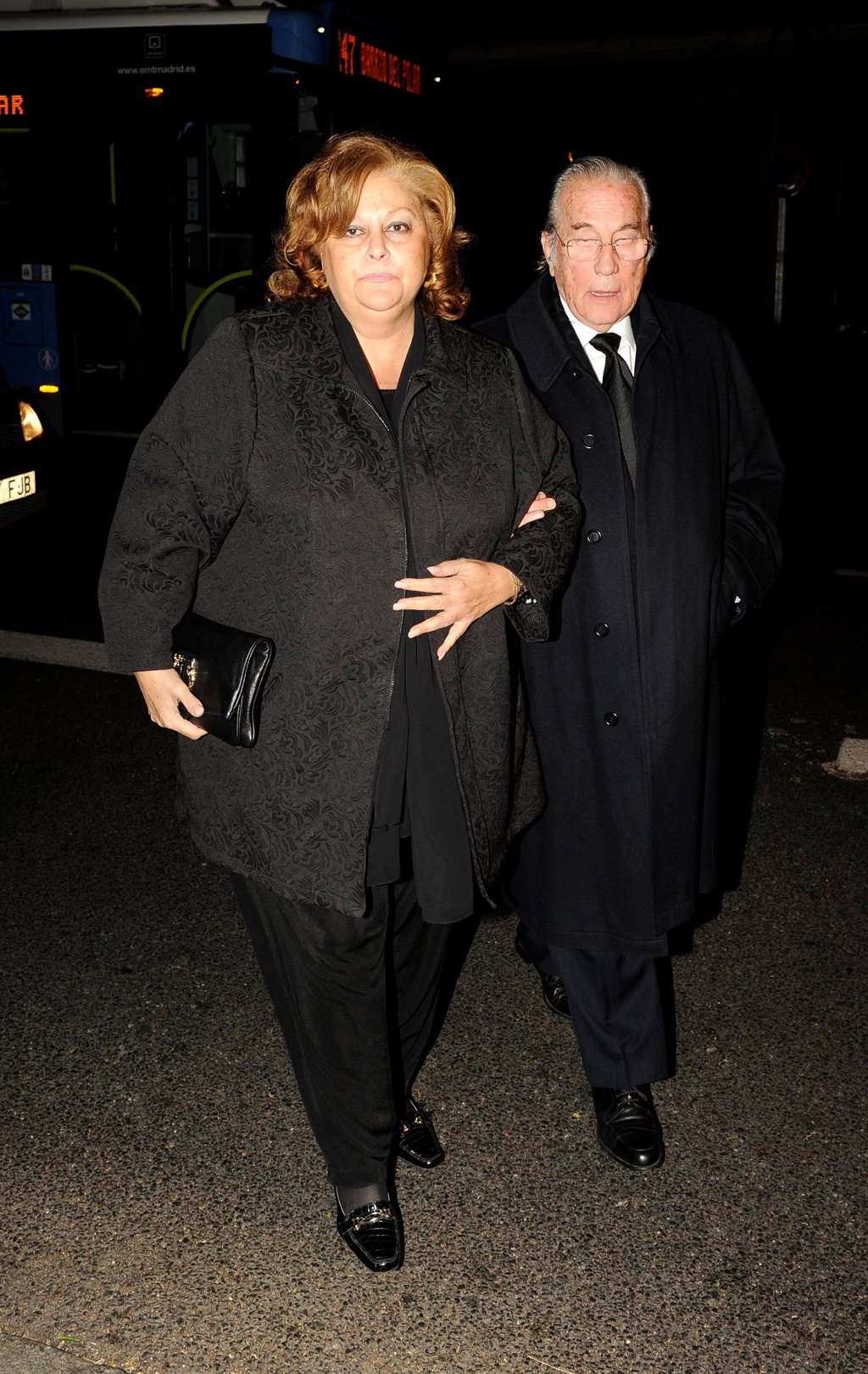 Paloma Cuevas y sus padres, sin consuelo, en el funeral de su hermano