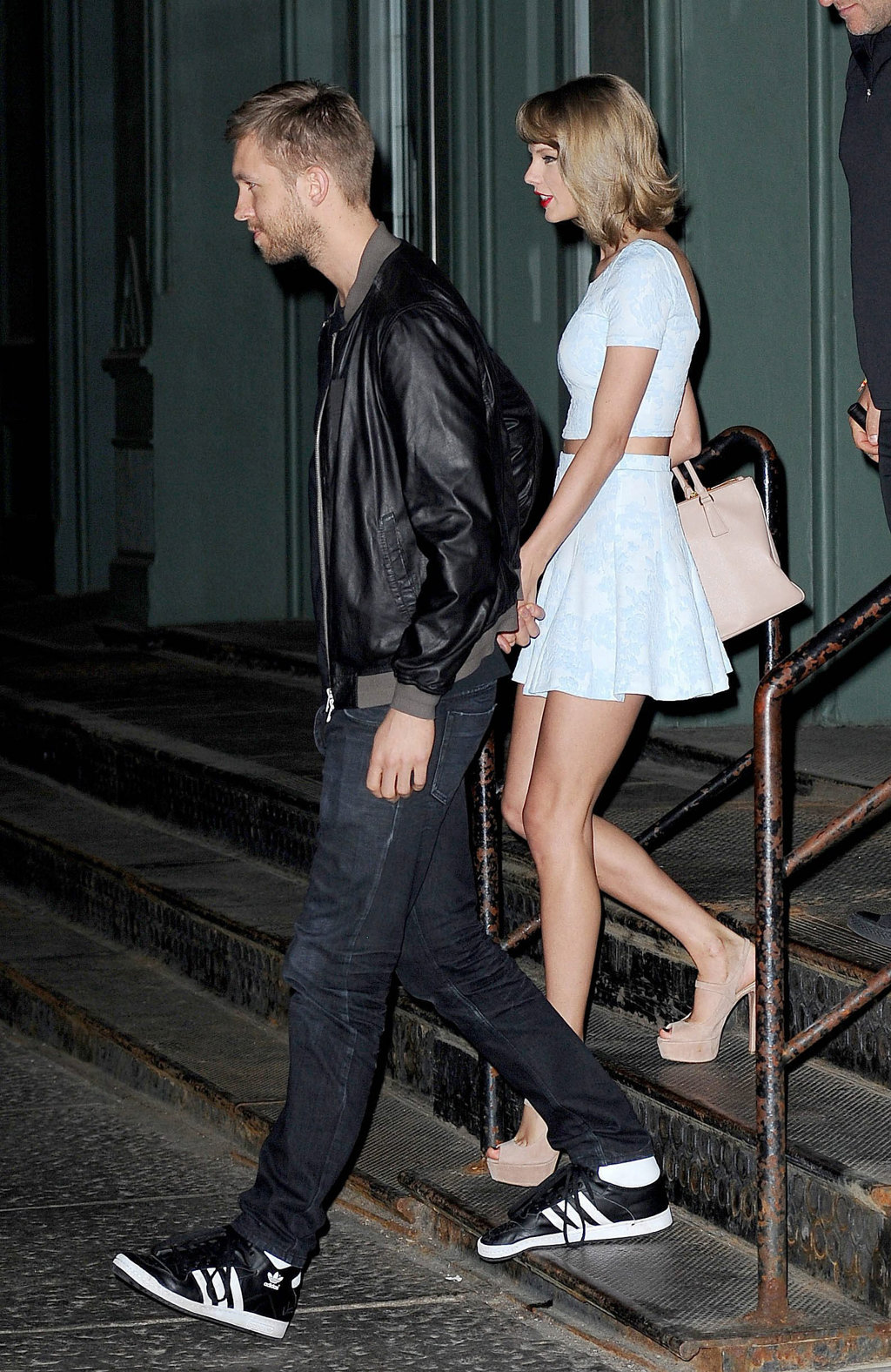 Taylor Swift y Calvin Harris pasean su amor agarrados de la mano