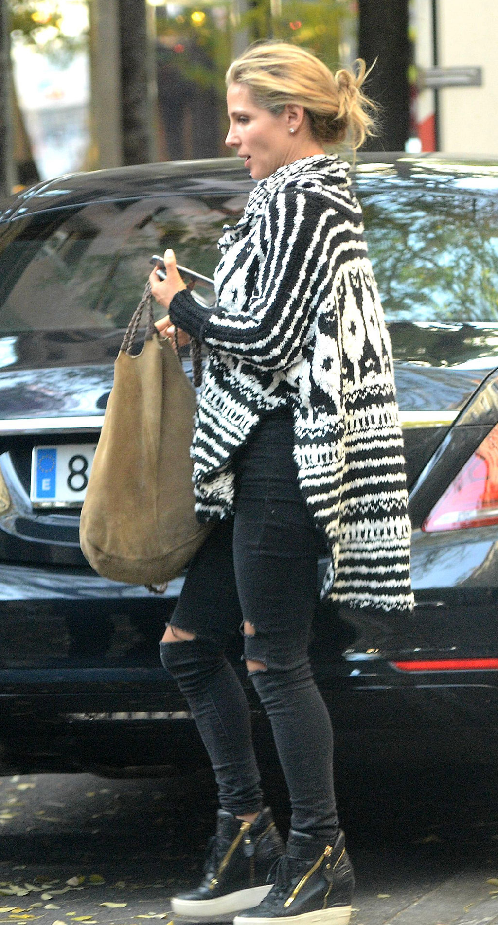 Elsa Pataky pasea su look elegante y casual por Madrid