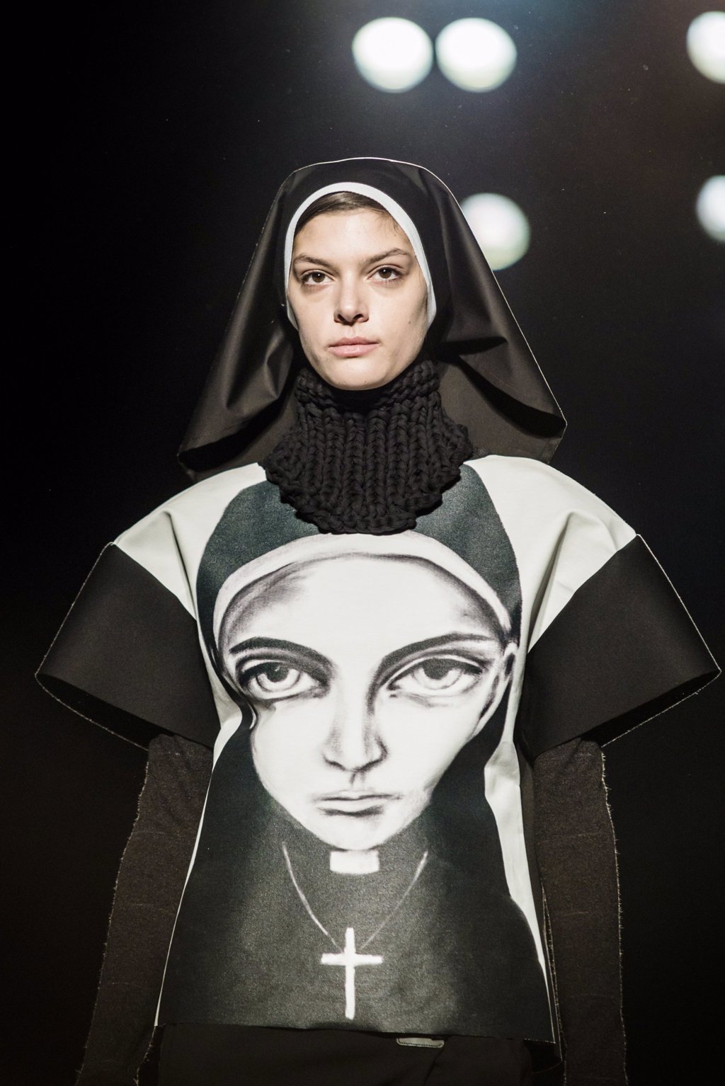 La 080 de Barcelona sube el hábito y las monjas a la pasarela