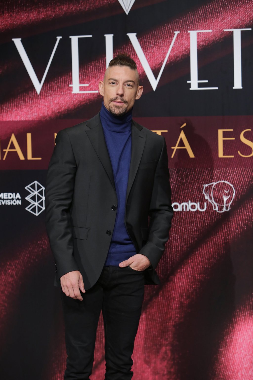 Adrián Lastra y su peinado mohicano antes del final de 'Velvet'