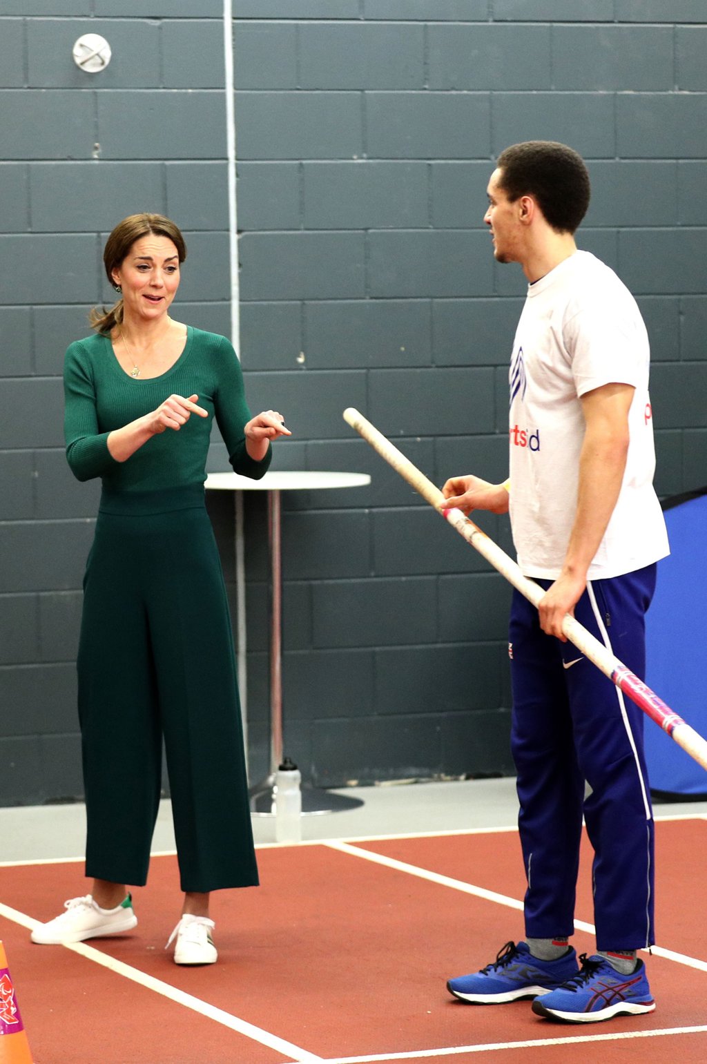Kate Middleton demuestra que las deportivas pueden completar un look ...