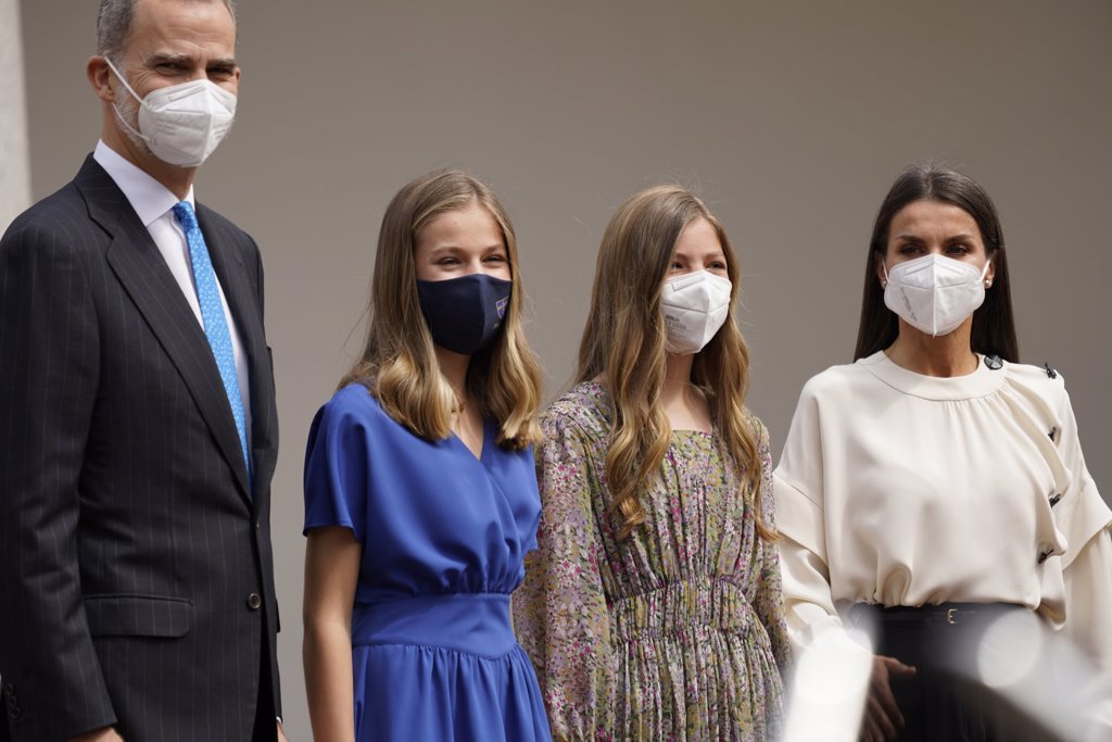 Los Reyes y la Infanta Sofía acompañan a la Princesa Leonor, radiante, en el día de su confirmación