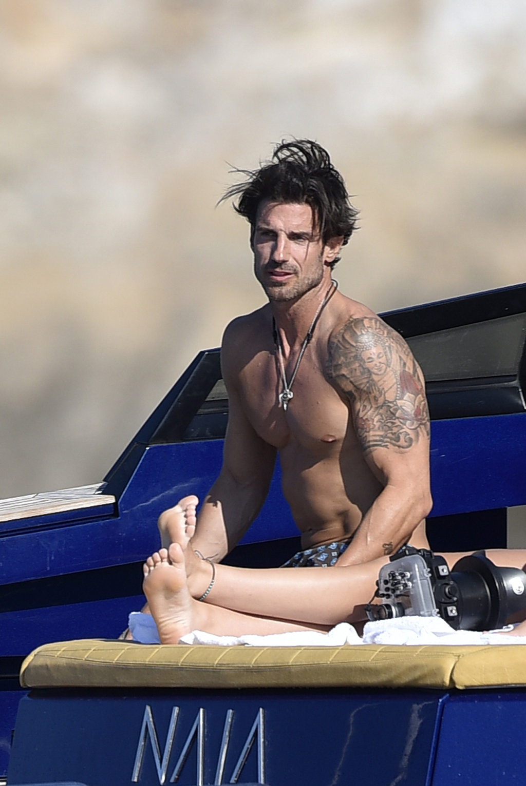 Aitor Ocio sube la temperatura en alta mar con su espectacular cuerpazo