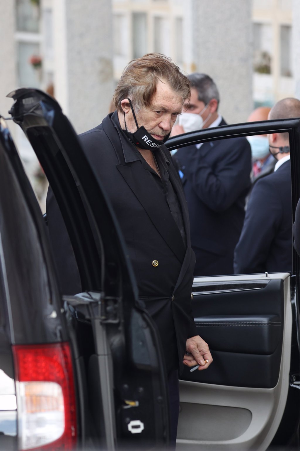 Escenas de dolor en el entierro de Concha Márquez Piquer. Ramiro ...