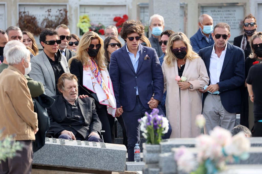 Escenas de dolor en el entierro de Concha Márquez Piquer. Ramiro ...