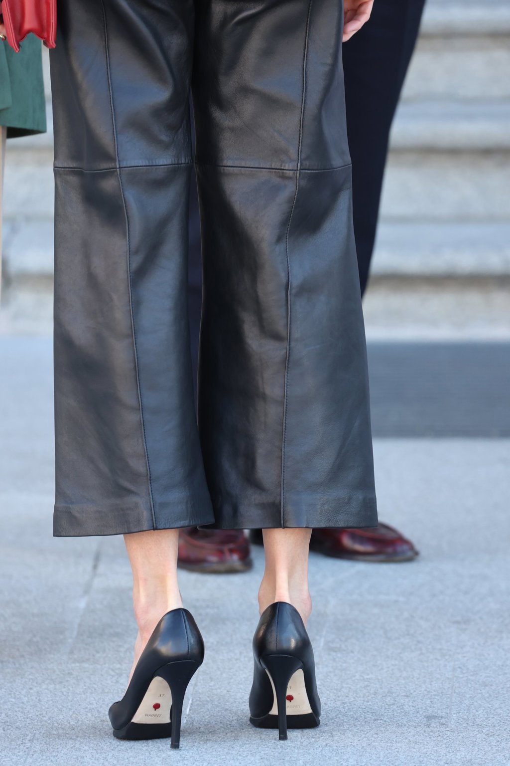 La Reina Letizia sale airosa de un 'trapiés' con sus altísimos stilettos