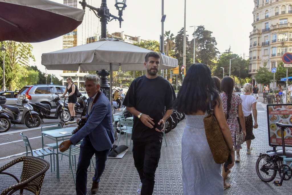 ¡Radiante! Shakira sale de la reunión con Piqué entre aplausos y con una sonrisa de oreja a oreja