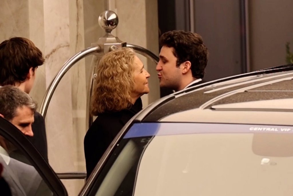 El tierno beso de Froilán a la Infanta Elena tras confirmarse su ...