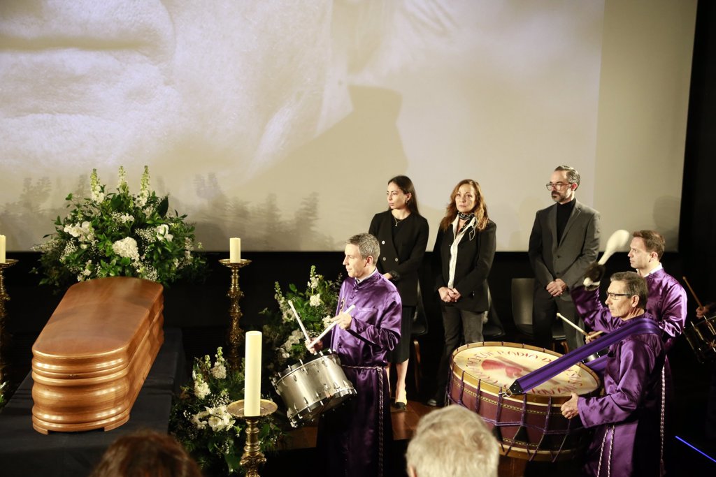 La capilla ardiente de Carlos Saura reúne a su familia y a celebridades ...