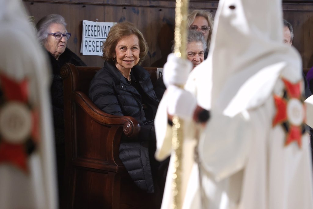 La Reina Sofía reaparece de luto riguroso en la procesión del Cristo de ...