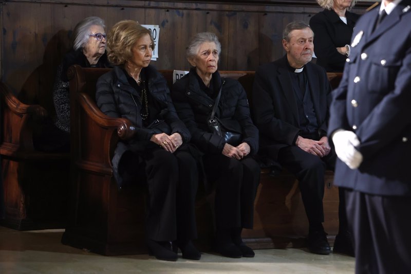 La Reina Sofía reaparece de luto riguroso en la procesión del Cristo de ...