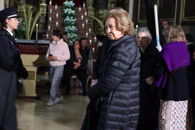 La Reina Sofía reaparece de luto riguroso en la procesión del Cristo de ...
