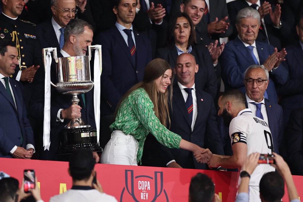 La Infanta Sofía da el toque de color al palco de la final de la Copa ...