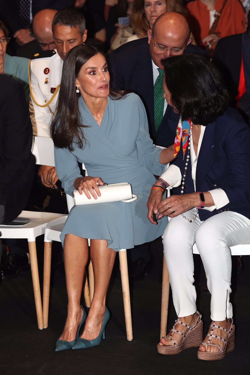 La Reina Letizia desafía a la lluvia con un diseño impecable, efecto tipazo y en un color de lo ...