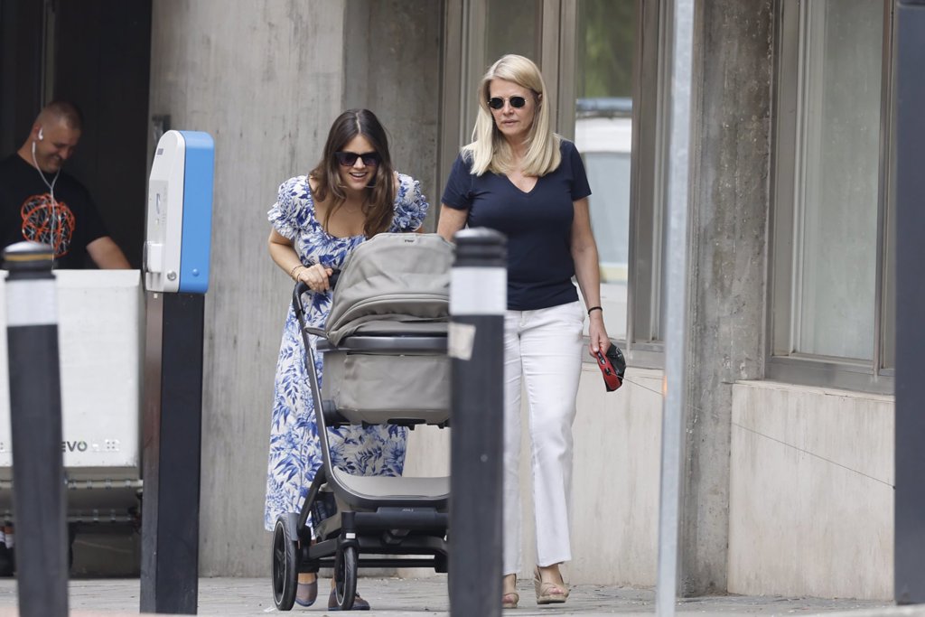 Isabelle Junot y su madre disfrutan de los primeros paseos de Philippa mostrando una bonita ...