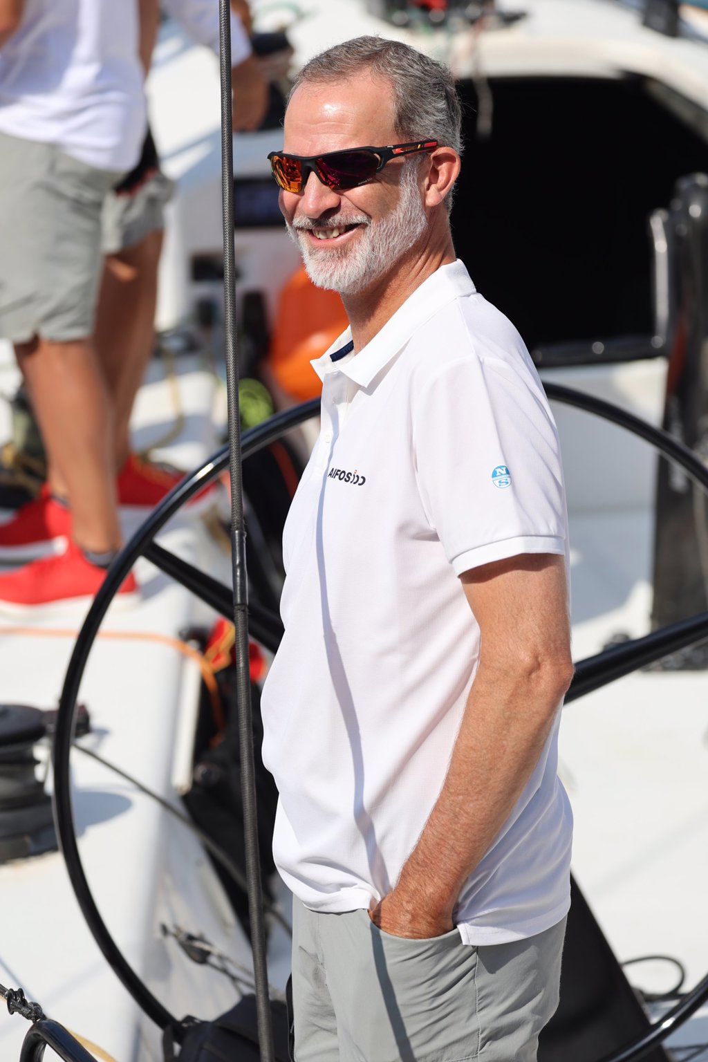 El Rey Felipe VI, al timón del Aifos, participa en la Copa del Rey ...