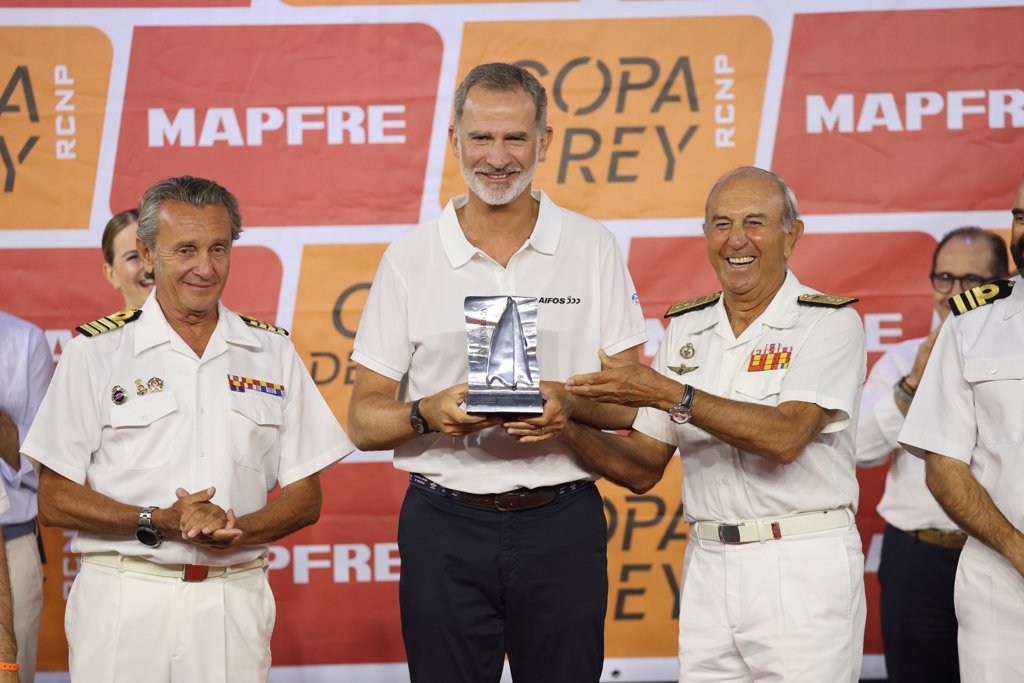 El Rey Felipe protagoniza un peculiar y divertido momento al entregarse a sí mismo un premio