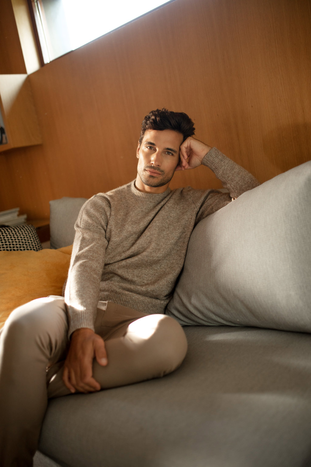 Vuelve a la rutina con outfits elegantes y funcionales como Jaime Astrain