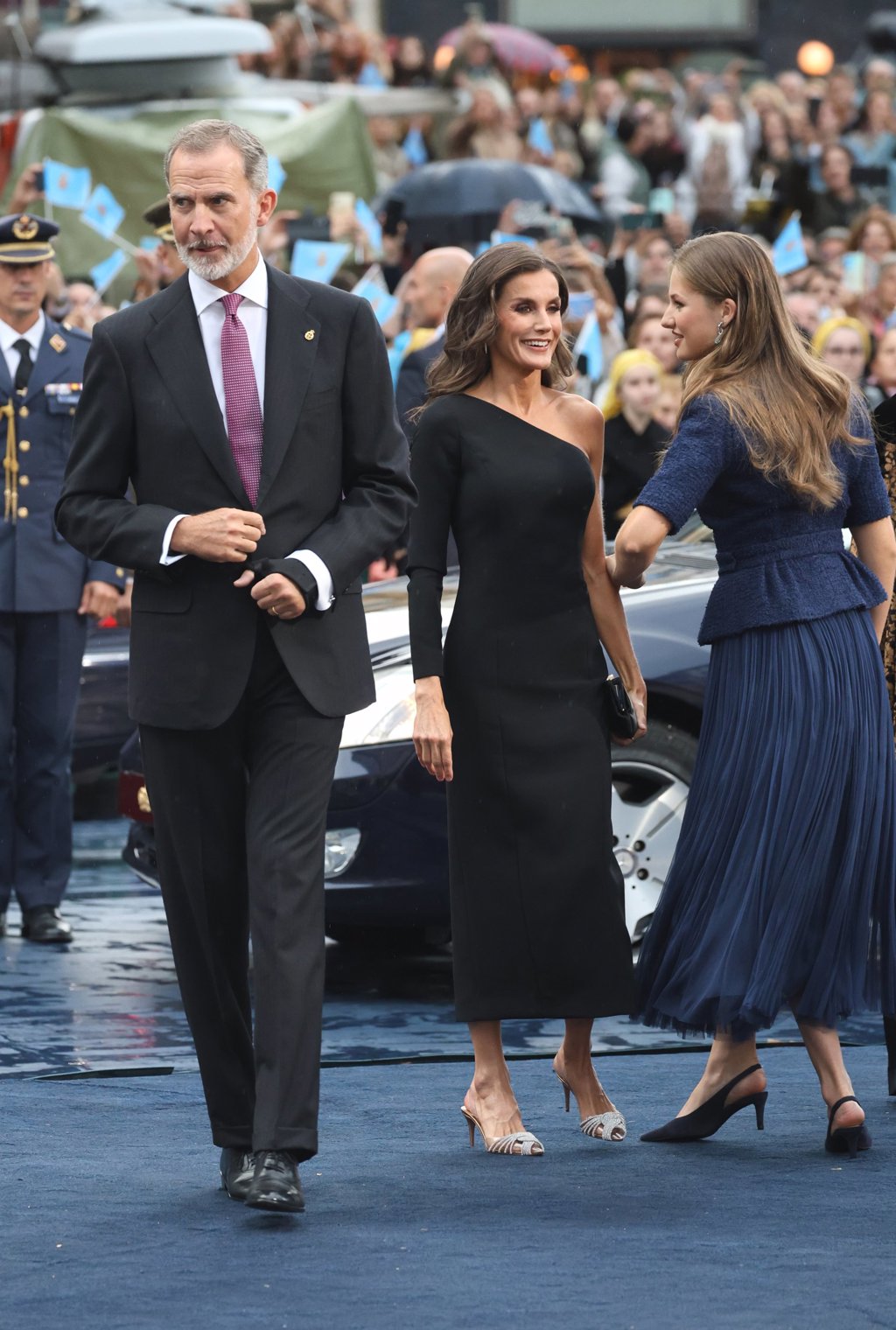 La Reina Letizia presume de 'tipazo' con un vestido ajustado y escote asimétrico