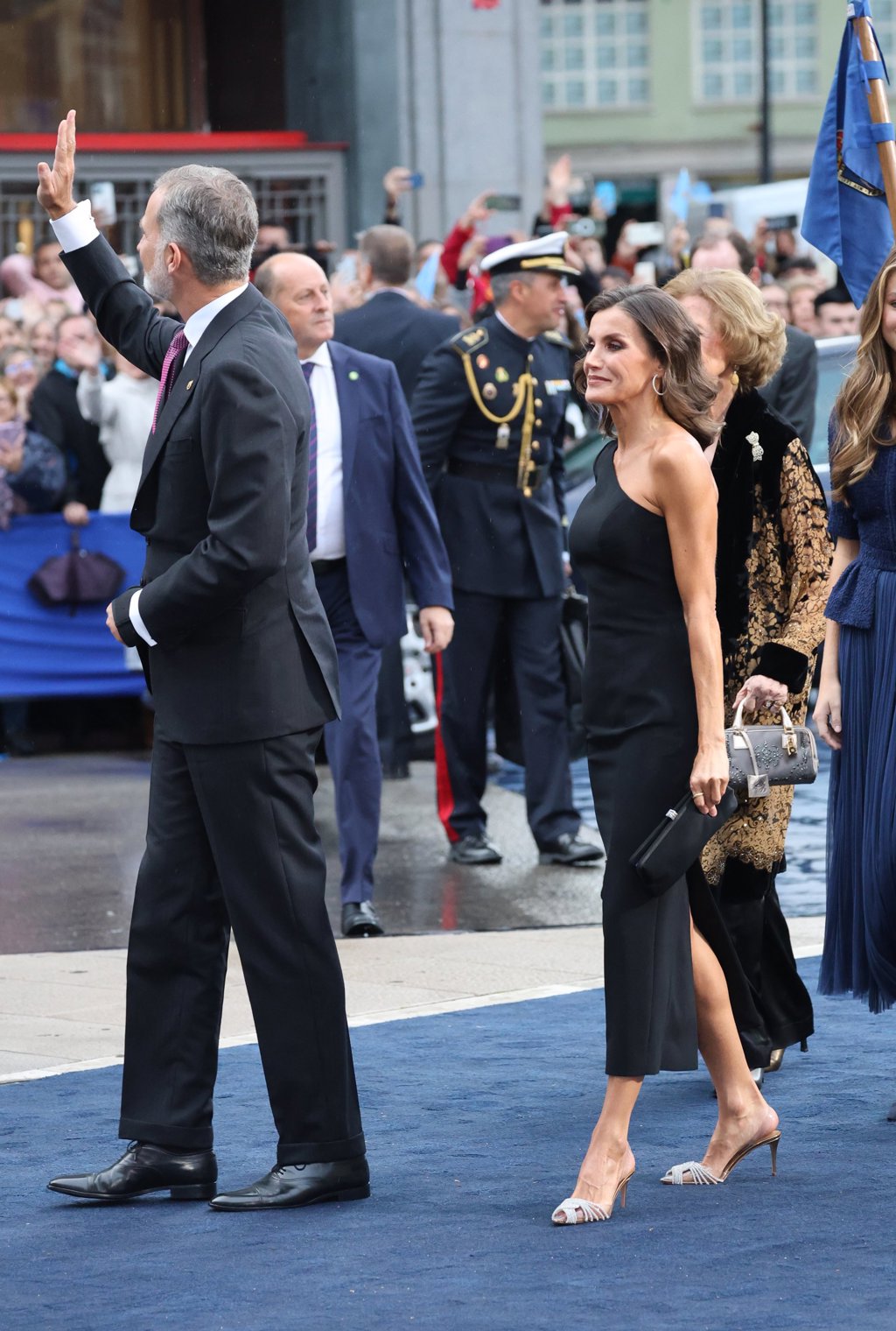 La Reina Letizia presume de 'tipazo' con un vestido ajustado y escote asimétrico