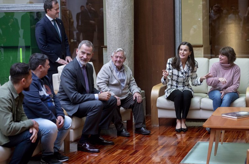 La Reina Letizia rescata su chaqueta más icónica y confirma en Toledo cuál es el estampado más ...