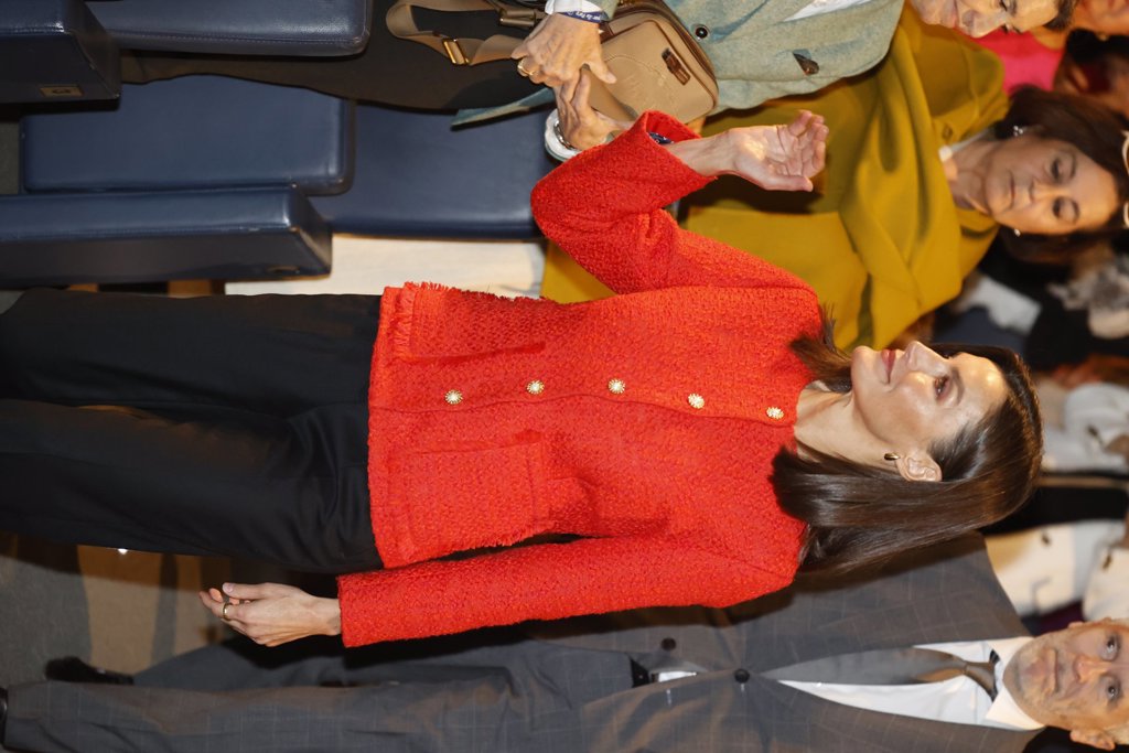 La Reina Letizia arrasa con una chaqueta roja de tweed con un significado muy especial