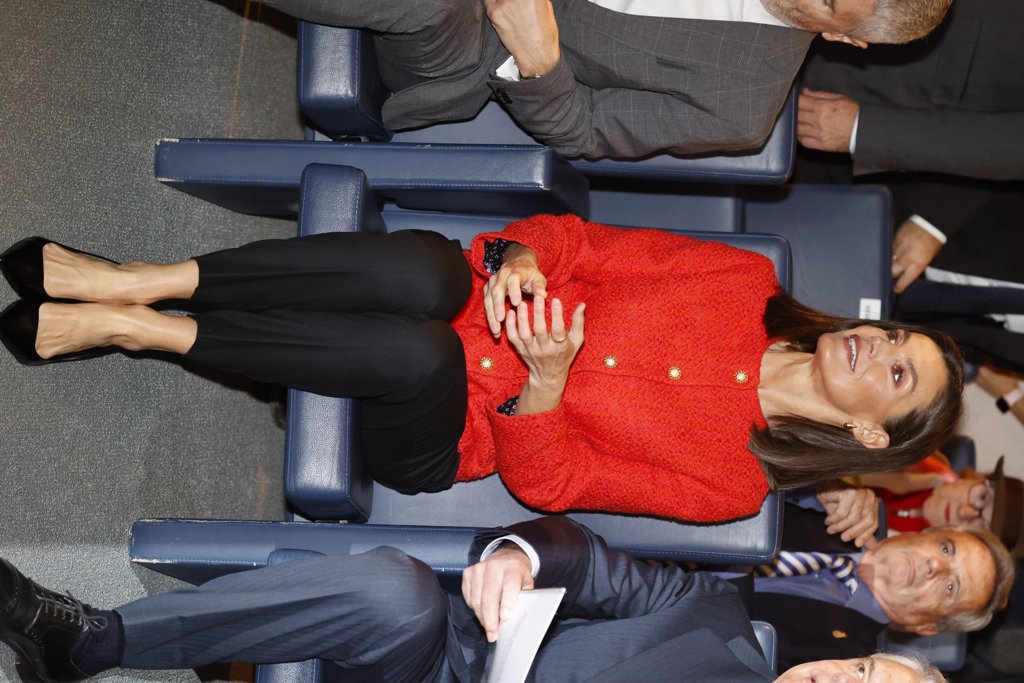 La Reina Letizia arrasa con una chaqueta roja de tweed con un significado muy especial