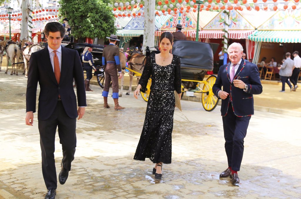 Sofía Palazuelo vuelve a derrochar elegancia en la Feria de Abril junto ...