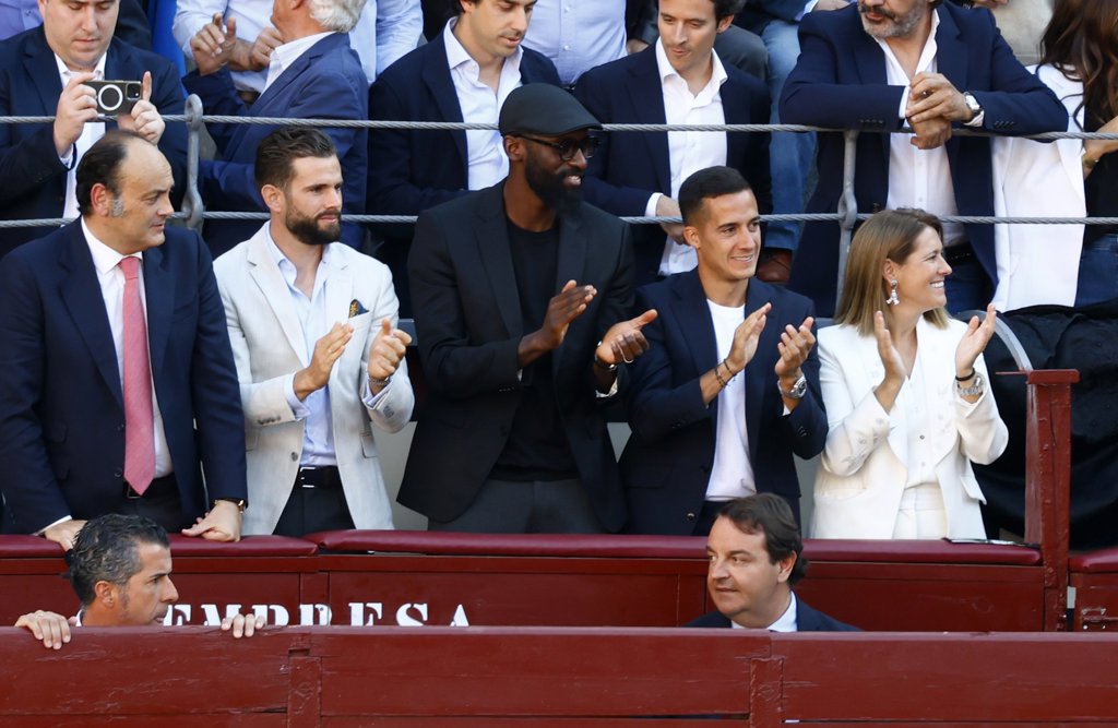 Nuria Roca enamora con el look ideal para una tarde taurina con Juan ...
