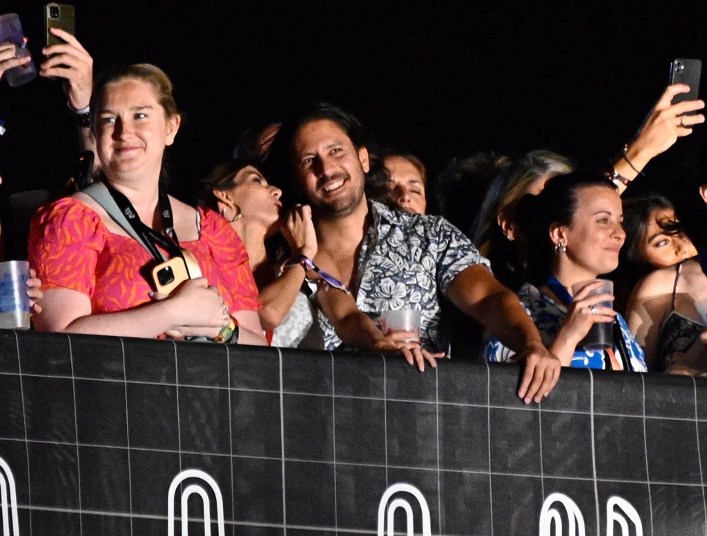 Clara Lago y su novio, José Lucena, comparten risas y complicidad en ...