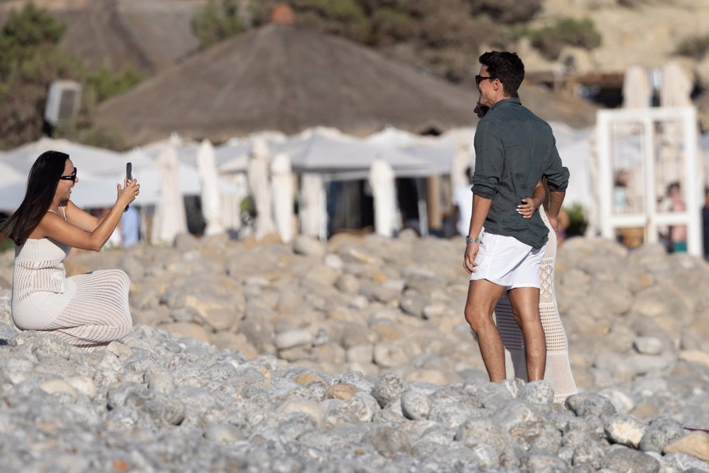 ¡Ya no se esconden! Álex González y su novia, Camila Rojido, derrochan ...