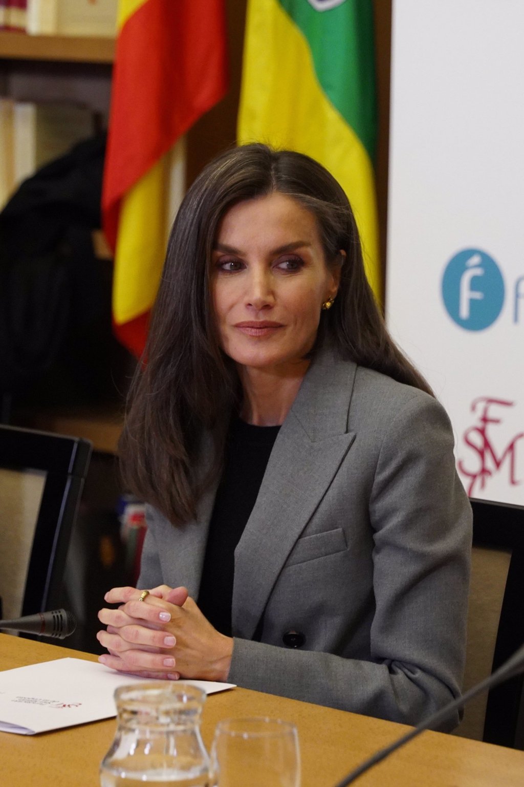 La Reina Letizia vuelve a su uniforme 'working girl' con un mix de ...