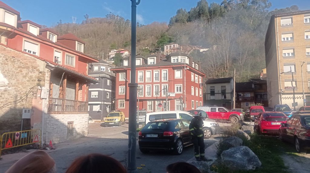 Una explosión de gas en Mieres deja 18 heridos, tres graves
