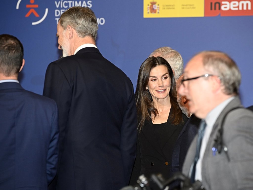 El Rey Felipe llama la atención con un traje clásico pero actual y la ...