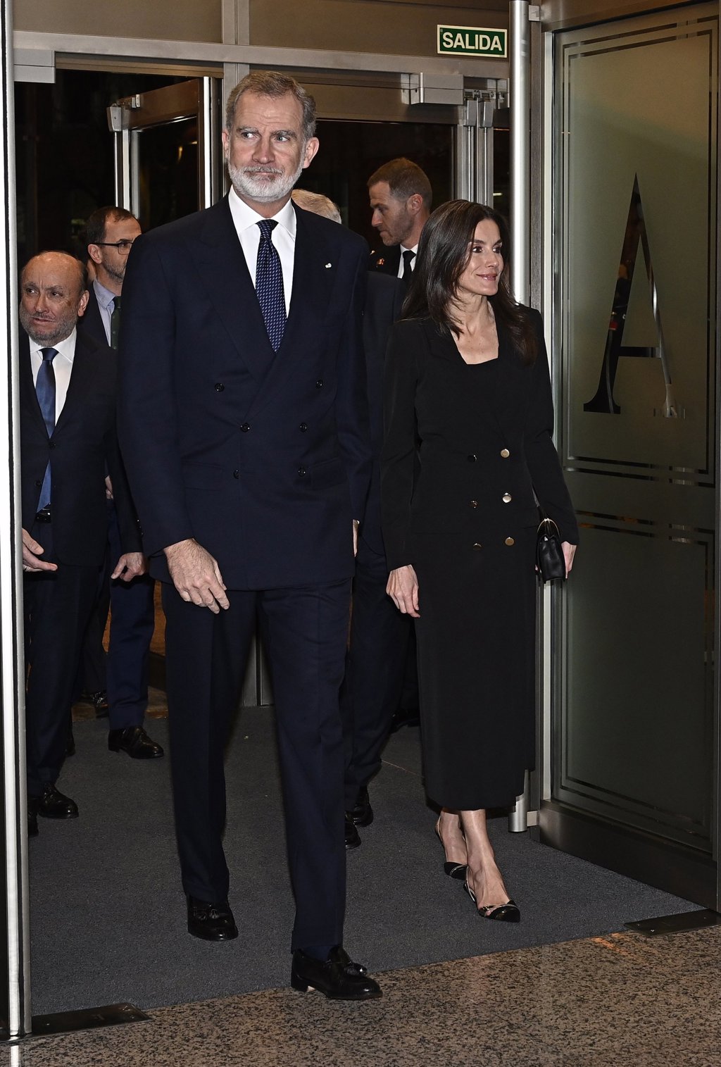 El Rey Felipe llama la atención con un traje clásico pero actual y la ...