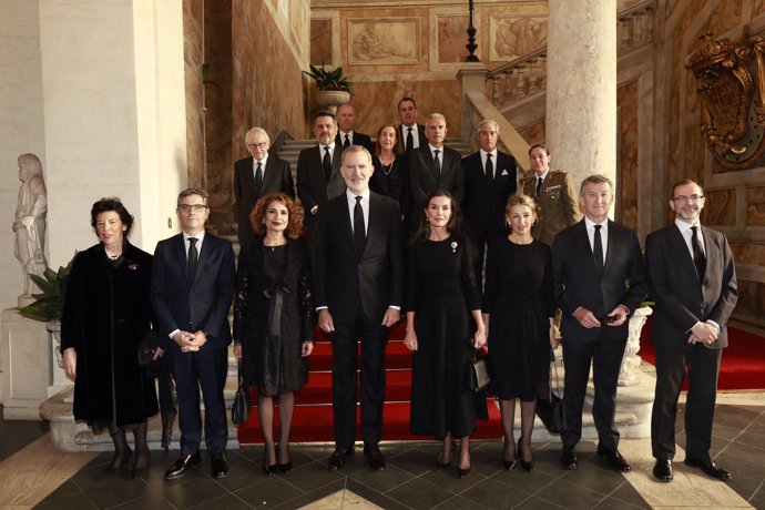 La Reina Letizia, de luto riguroso y con mantilla en el funeral del ...
