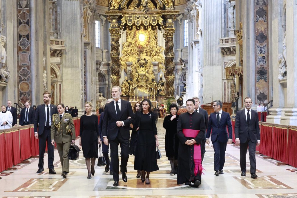 La Reina Letizia, de luto riguroso y con mantilla en el funeral del ...