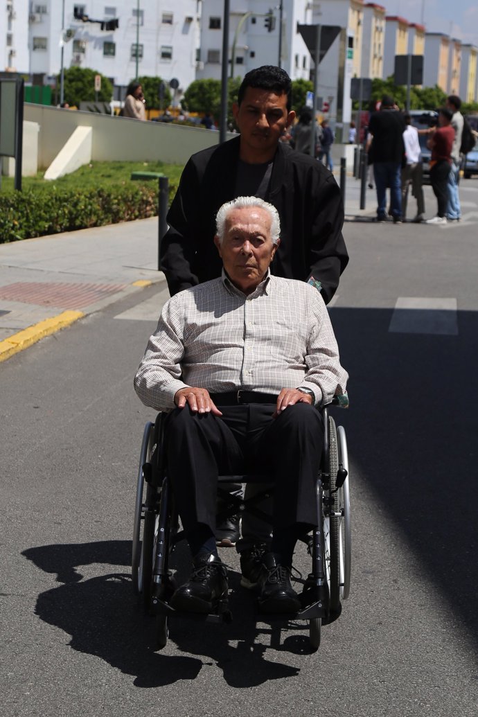 Curro Romero recibe el alta hospitalaria acompañado de su mujer, Carmen Tello: "Vino muy malito ...