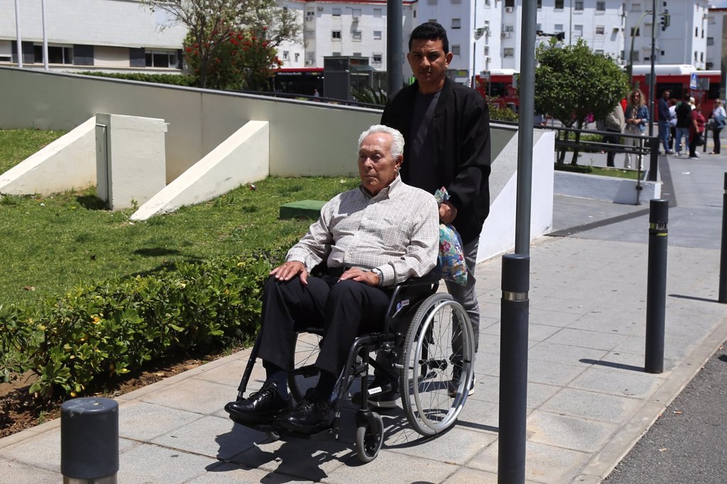 Curro Romero recibe el alta hospitalaria acompañado de su mujer, Carmen Tello: "Vino muy malito ...