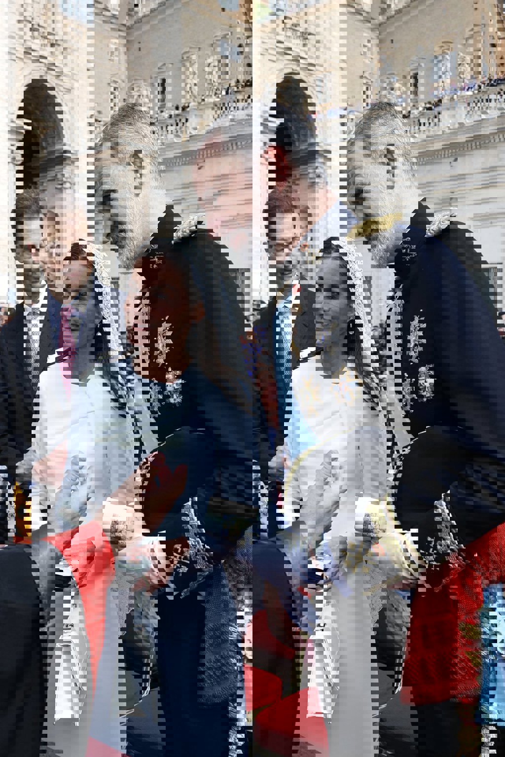 La Reina Letizia, de blanco en la misa de inicio del ministerio petrino del Papa León XIV