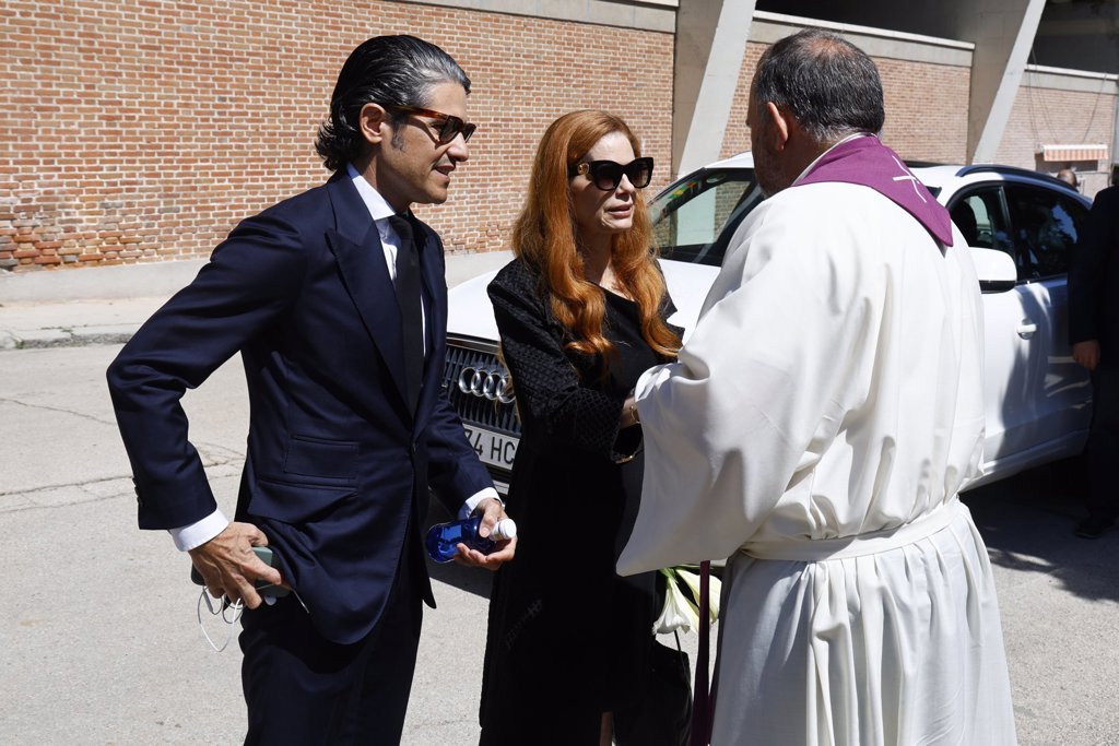 Olivia y Francisco de Borbón, arropados por sus seres queridos en el ...
