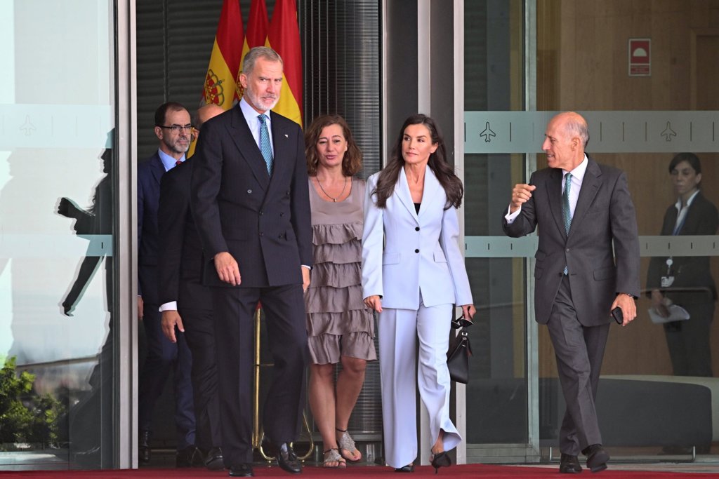 La Reina Letizia arrasa con un traje 'reciclado' azul bebé en su ...