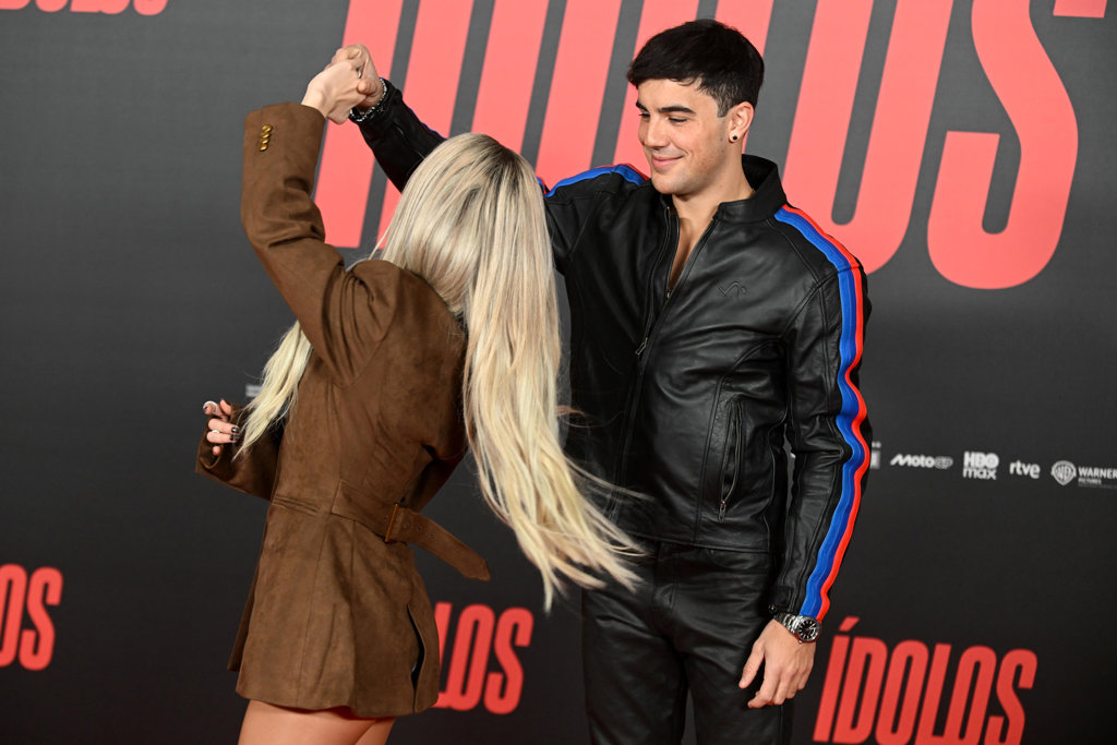 Ana Mena deslumbra con un look 'colegial' con la tendencia más amada (y ...