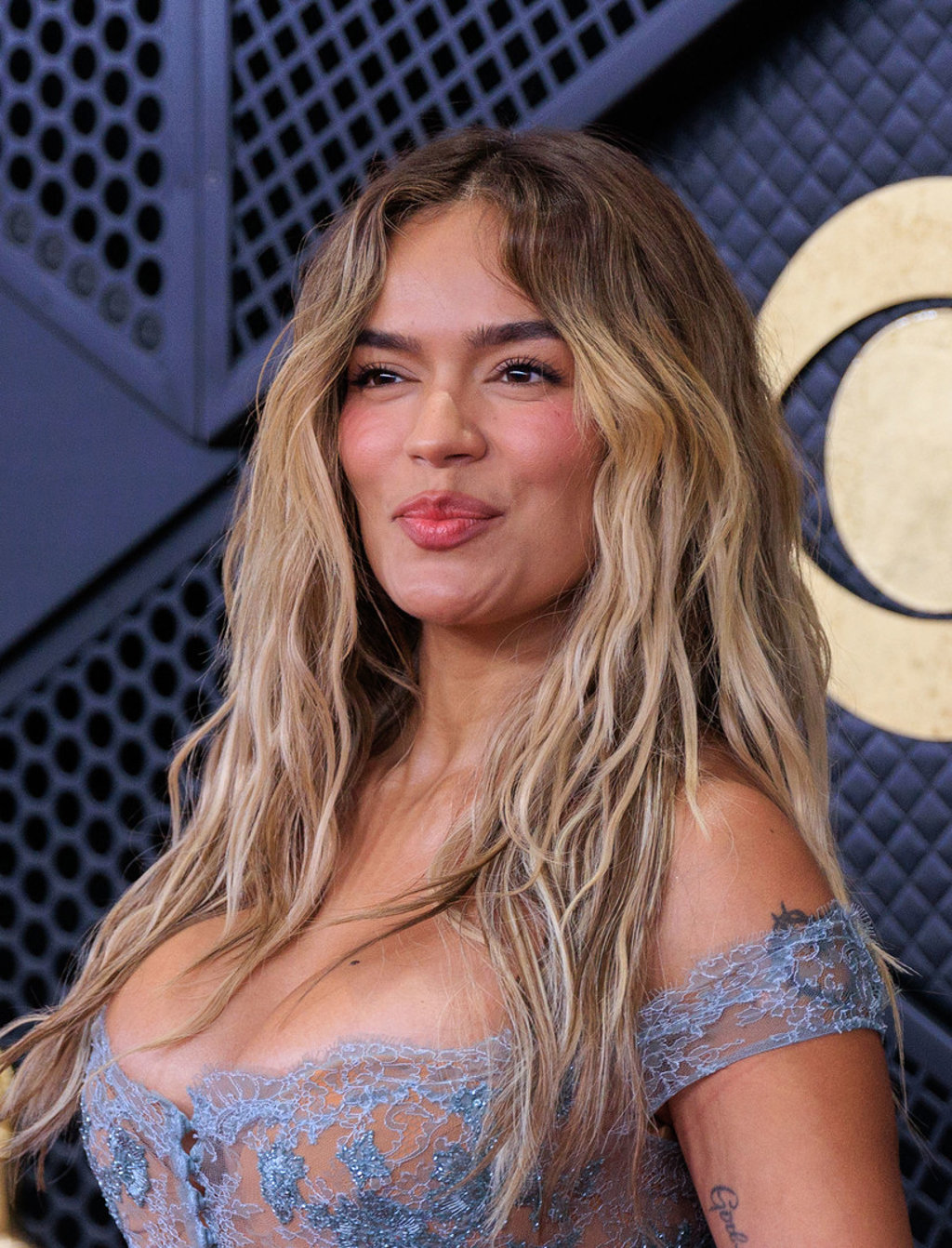 Karol G deslumbra en los Grammy 2026 con el azul de la temporada y las transparencias de su vestido