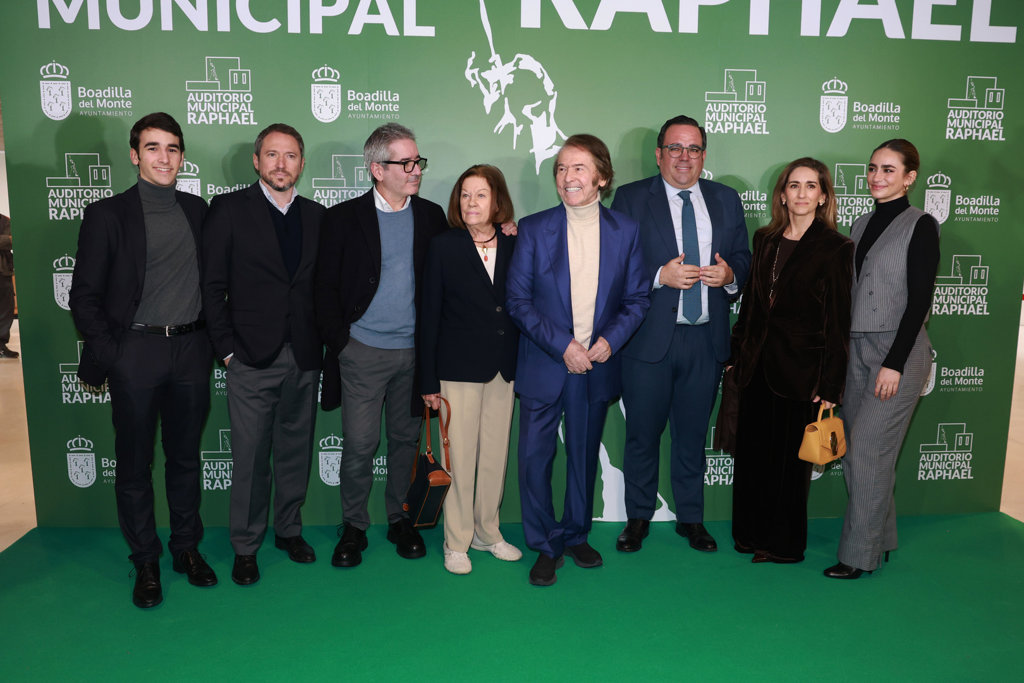 Raphael, arropado por toda su familia y amigos como Pablo López en un ...