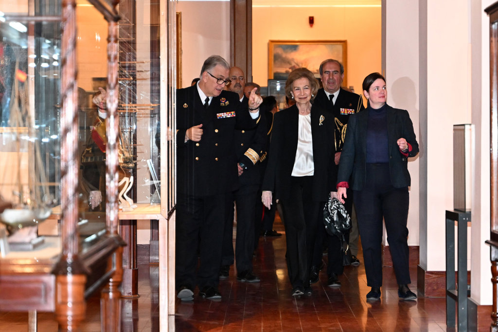 La Reina Sofía, cada vez más animada, abandona el luto riguroso tras la ...