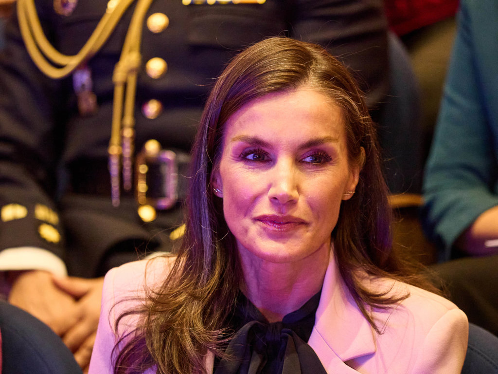La Reina Letizia confirma su idilio con las blusas con lazada y lo ...