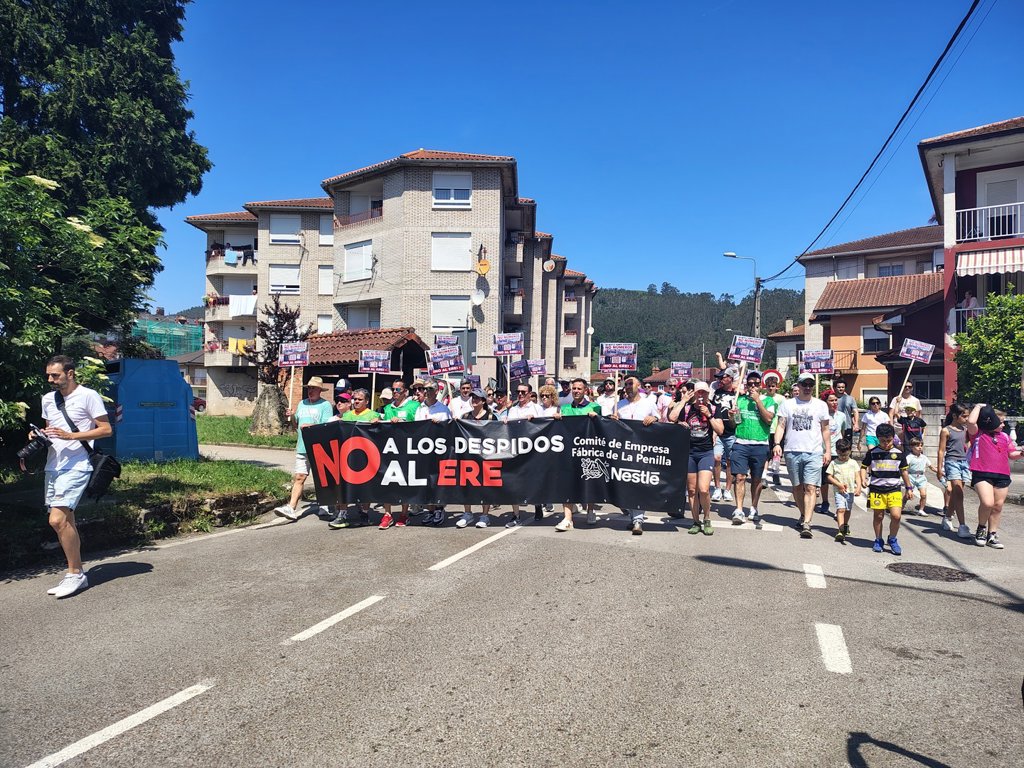 Más de 2.500 personas marchan en Cayón en contra del ERE en Nestlé: "La ...