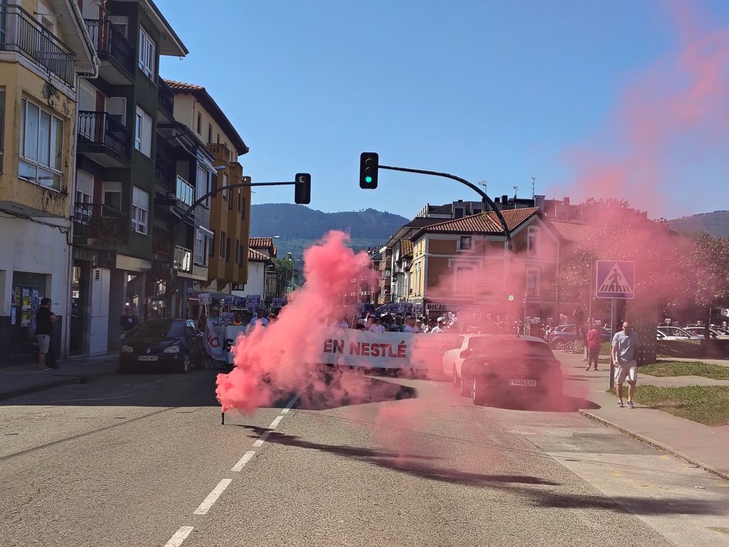 Más de 2.500 personas marchan en Cayón en contra del ERE en Nestlé: "La ...